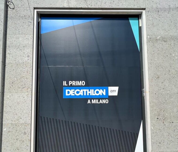 ITALIA ECONOMY - Decathlon apre in centro a Milano il primo negozio ...